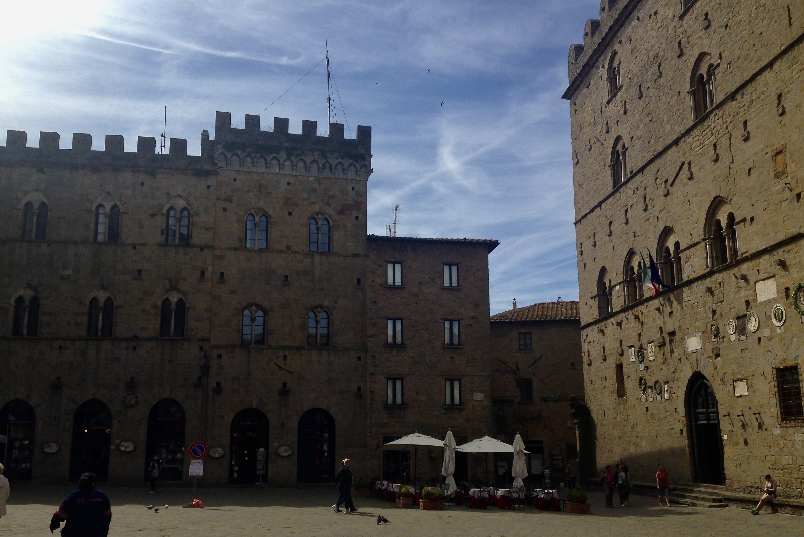 Volterra grote plein – Classic Car Travel Europe